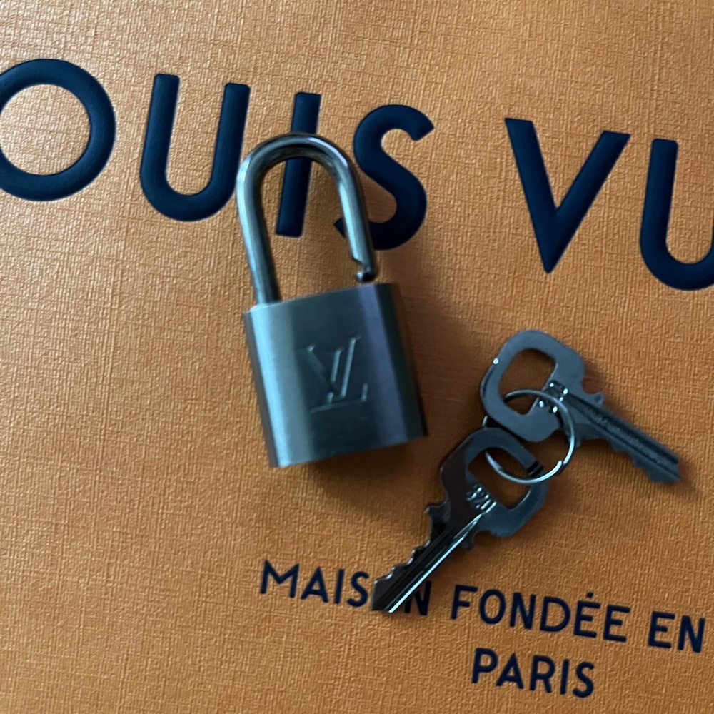 Silver/Gunmetal Louis Vuitton Lock & Keys - Gem
